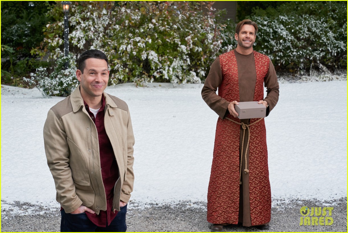 Noemi Gonzalez Makes Her Hallmark Debut in 'Undercover Holiday' With ...