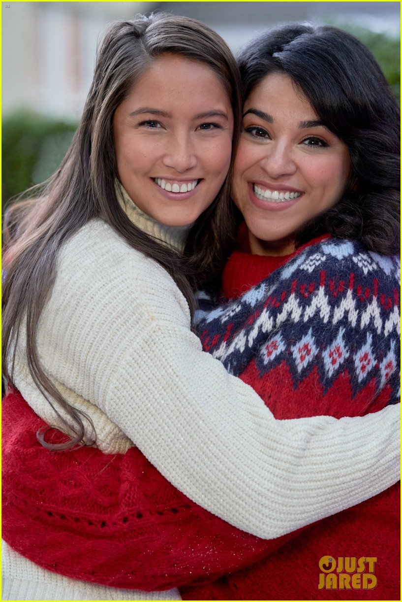 Noemi Gonzalez Makes Her Hallmark Debut in 'Undercover Holiday' With ...