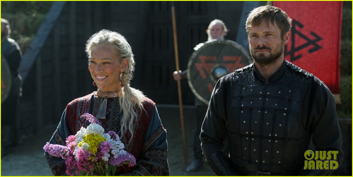 Leo Suter Goes Shirtless For Fight Scene in 'Vikings: Valhalla' Season ...