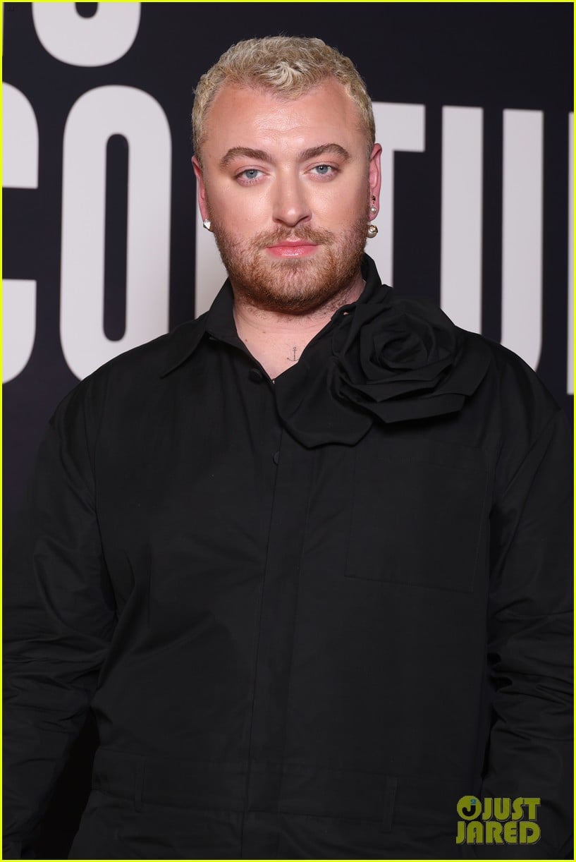 Anne Hathaway Stuns in Head To Toe Leopard Print For Valentino Show in ...