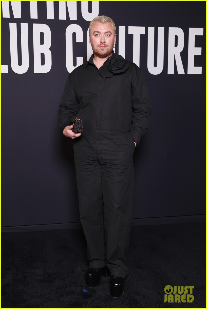 Anne Hathaway Stuns in Head To Toe Leopard Print For Valentino Show in ...