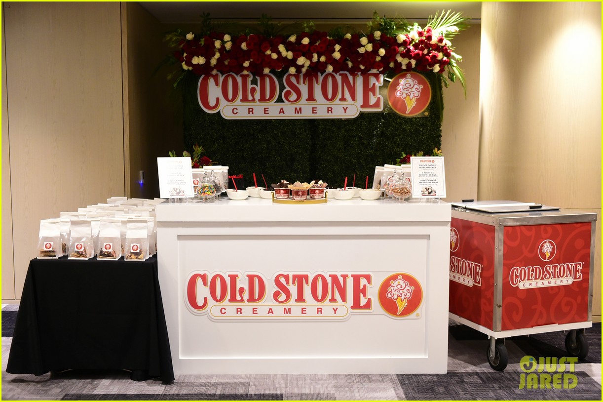 Celebs React to the Cold Stone Creamery Photo Op at Critics Choice ...