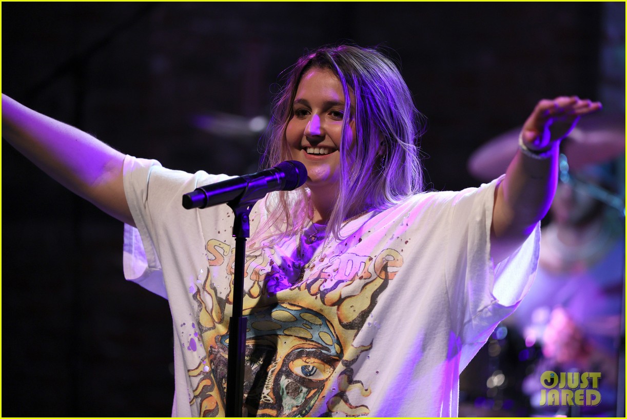 Who Sang 'Imagine' on CNN's New Year's Eve 2023 in Times Square? Meet ...