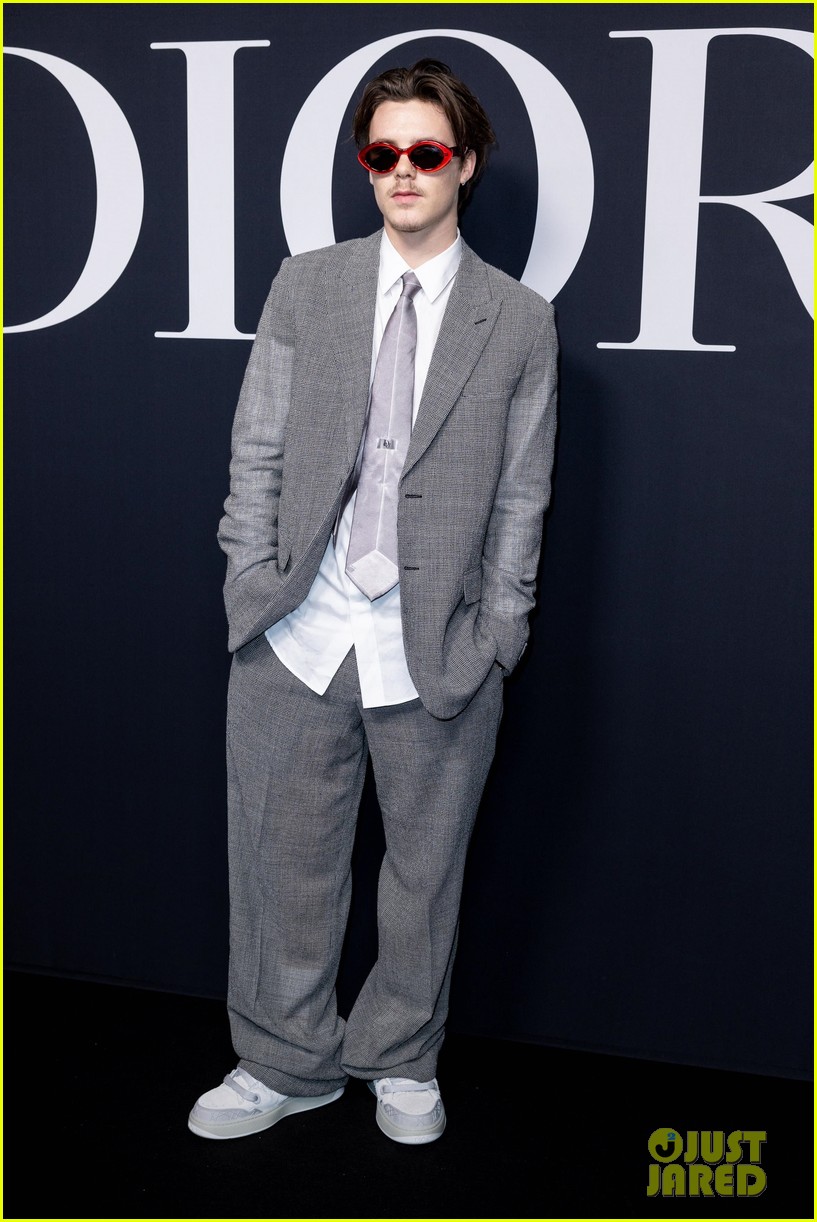 Robert Pattinson Wears a Tweed Skirt to Dior's Star-Studded Paris Show ...