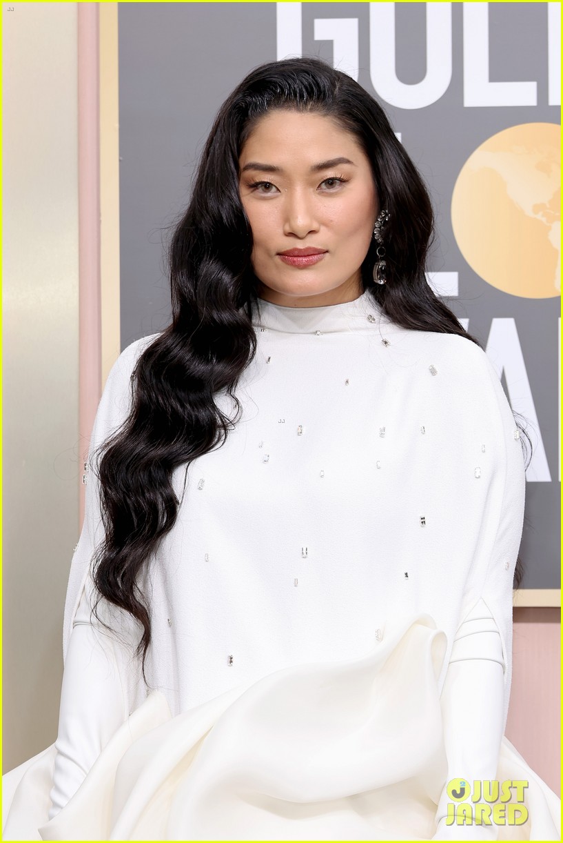Chloe Flowers Walks the Golden Globes 2023 Red Carpet Ahead of Her ...