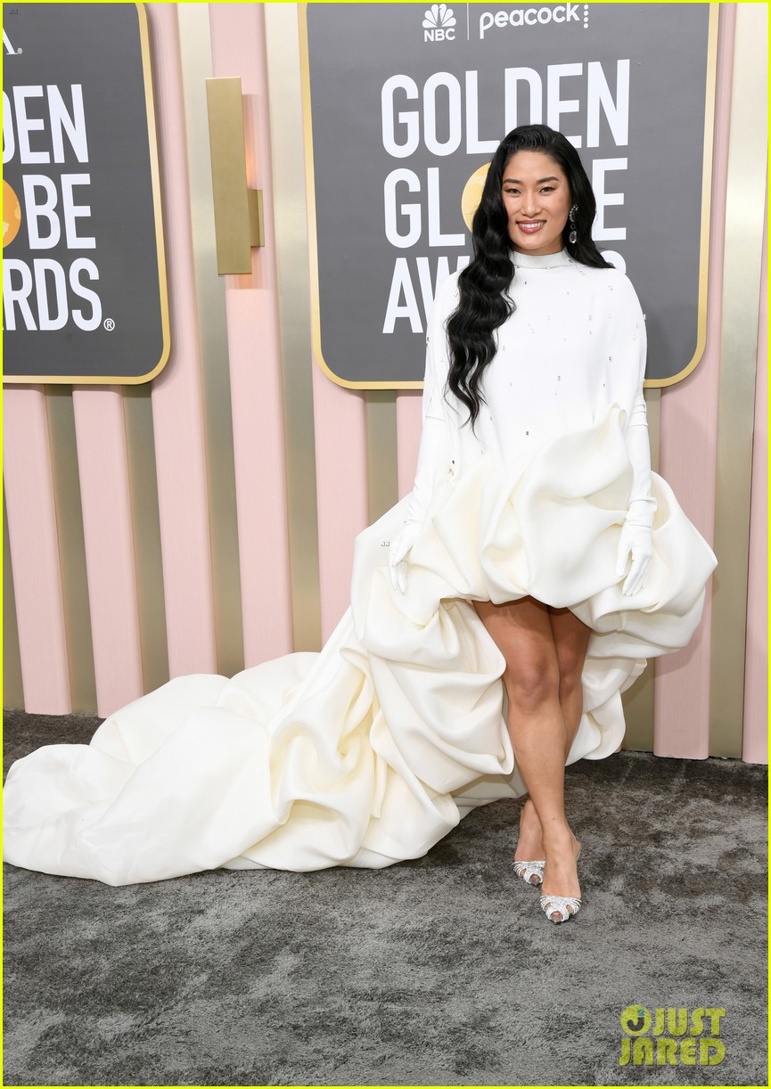 Chloe Flowers Walks the Golden Globes 2023 Red Carpet Ahead of Her ...