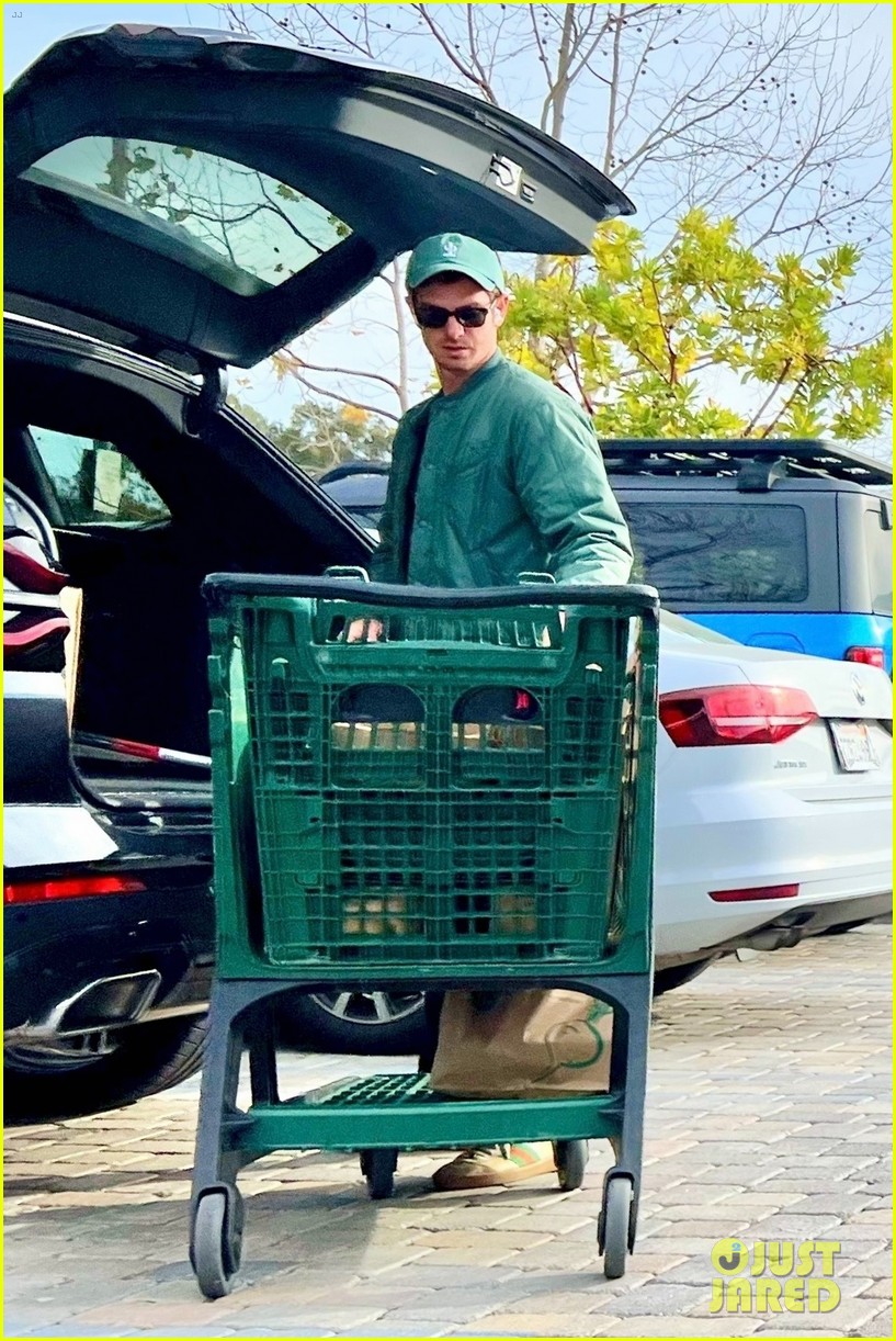 Andrew Garfield Stops by Whole Foods in Malibu: Photo 4881392 | Andrew ...