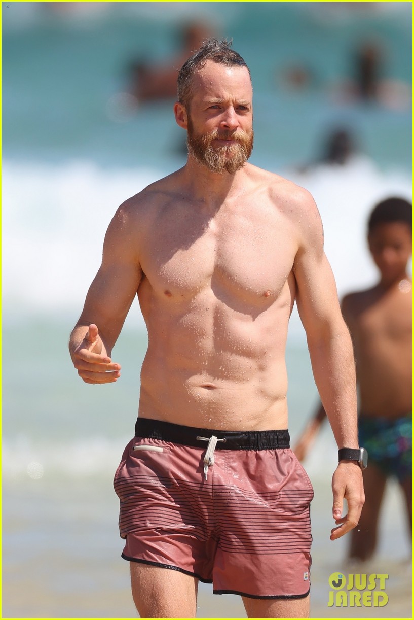 Photo: hamish blake shirtless beach day 53 | Photo 4880139 | Just Jared