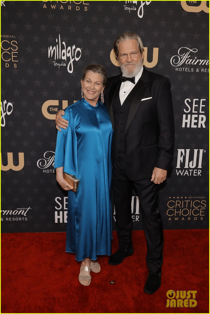Jeff Bridges Walks Critics Choice Awards 2023 Red Carpet With Wife ...