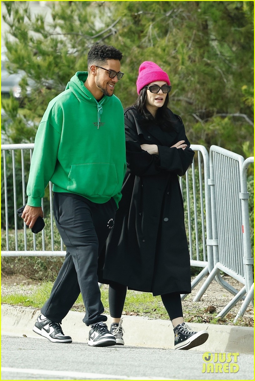 Pregnant Jessie J & Boyfriend Chanan Colman Hold Hands While On A ...