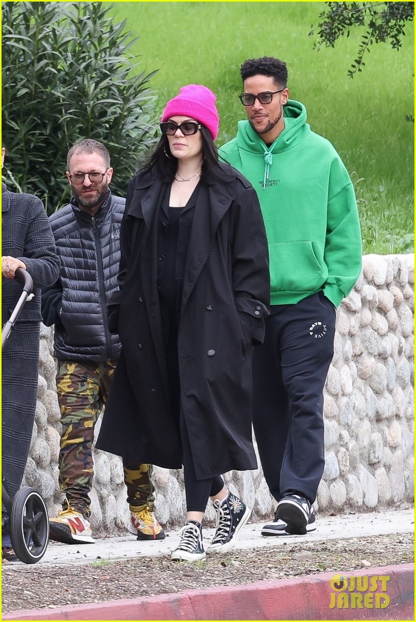 Pregnant Jessie J & Boyfriend Chanan Colman Hold Hands While On A ...