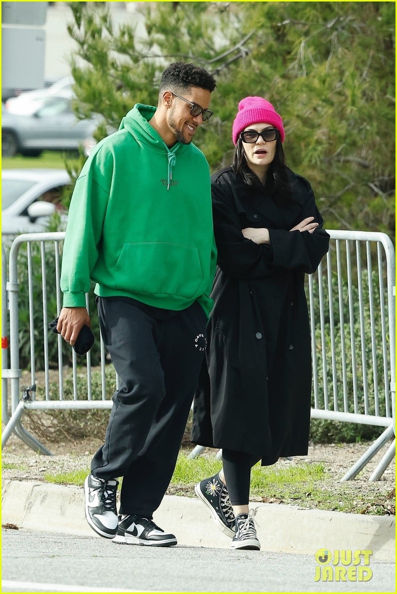 Pregnant Jessie J & Boyfriend Chanan Colman Hold Hands While On A ...