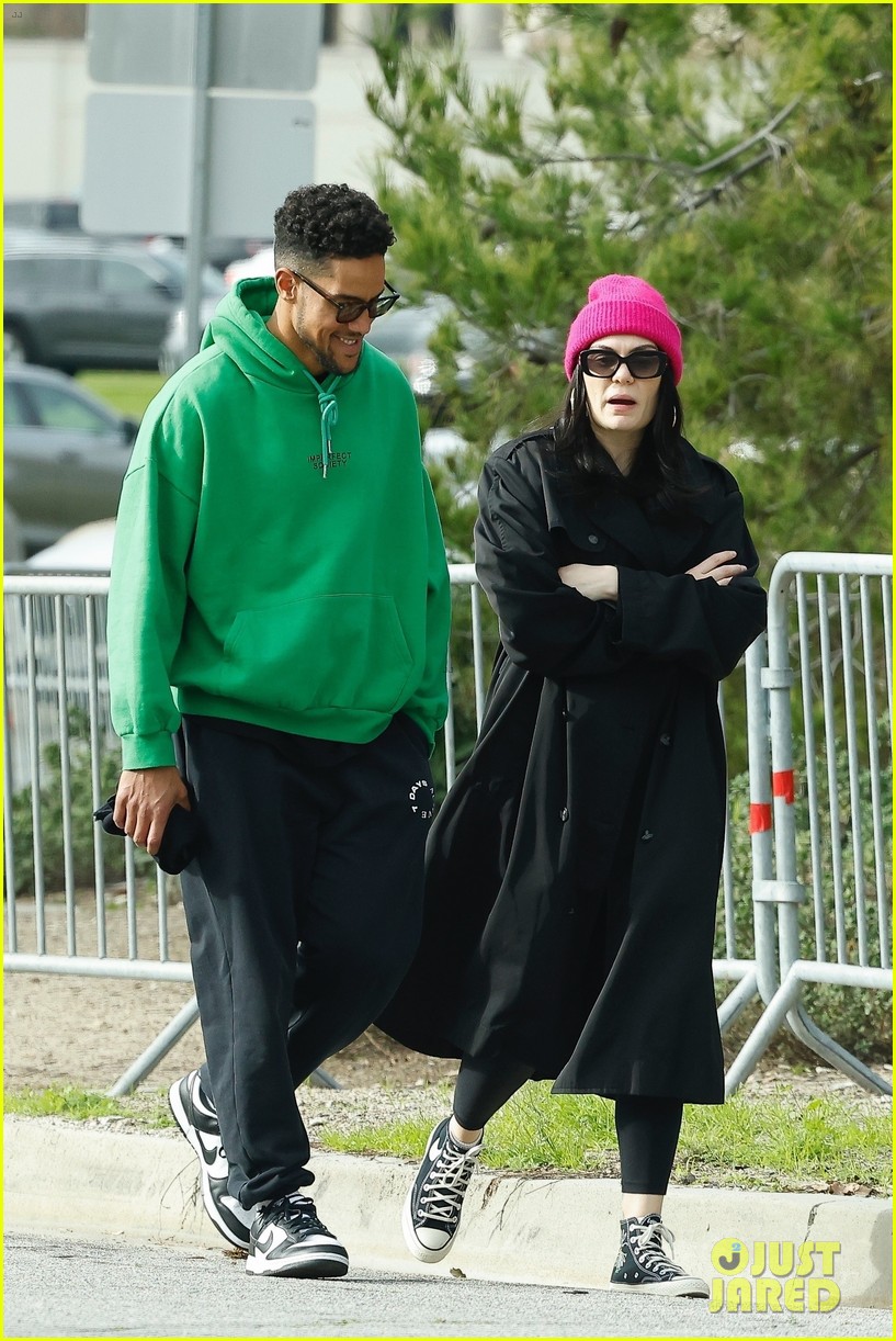 Pregnant Jessie J & Boyfriend Chanan Colman Hold Hands While On A ...