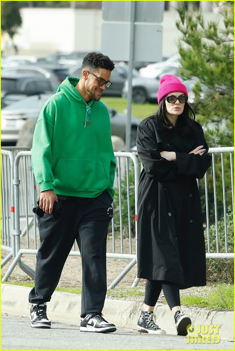 Pregnant Jessie J & Boyfriend Chanan Colman Hold Hands While On A ...