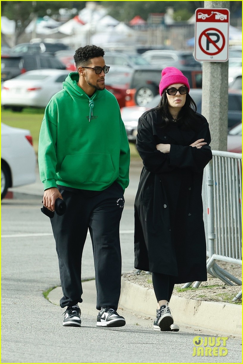 Pregnant Jessie J & Boyfriend Chanan Colman Hold Hands While On A ...