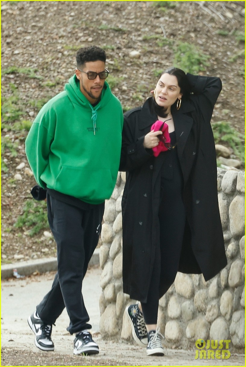 Pregnant Jessie J & Boyfriend Chanan Colman Hold Hands While On A ...