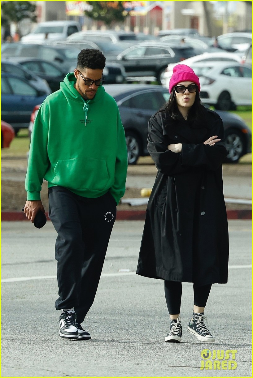 Pregnant Jessie J & Boyfriend Chanan Colman Hold Hands While On A ...