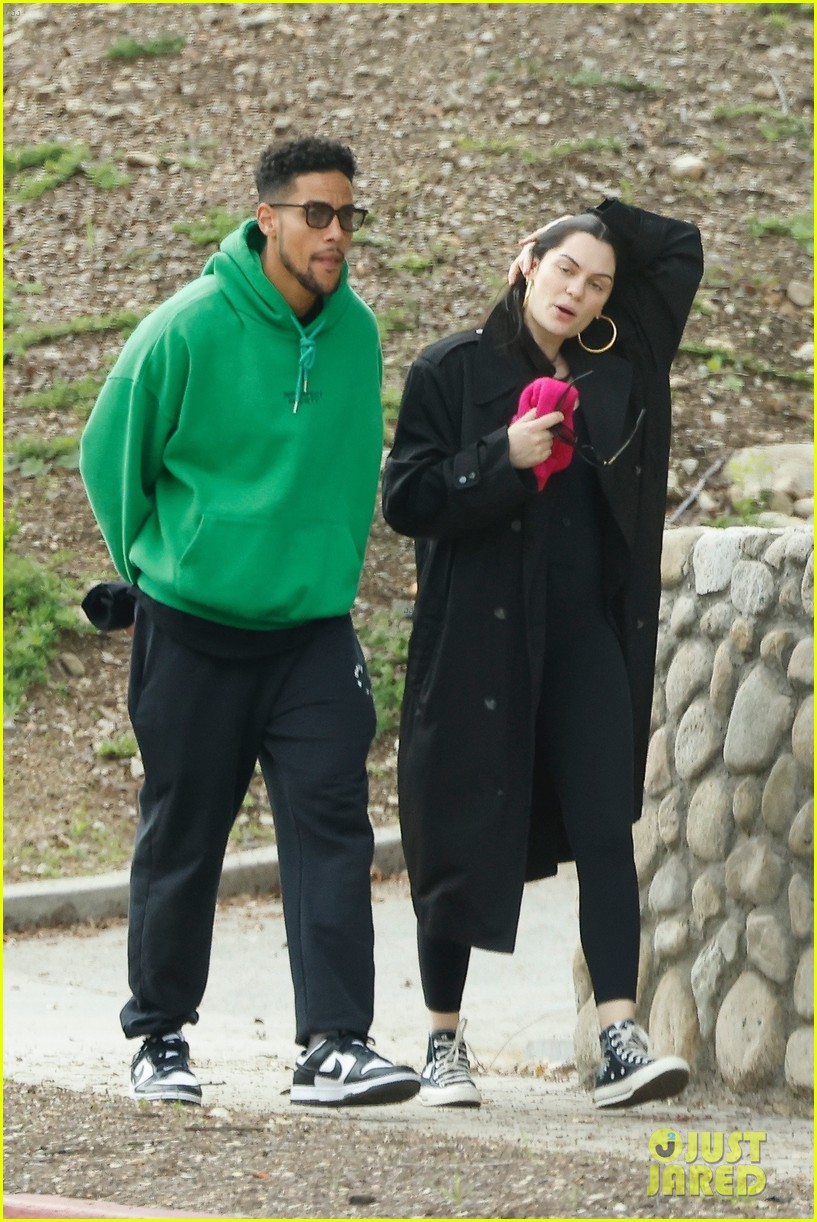 Pregnant Jessie J & Boyfriend Chanan Colman Hold Hands While On A ...