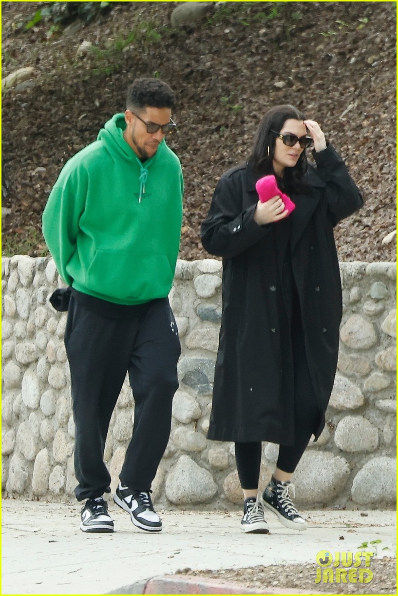 Pregnant Jessie J & Boyfriend Chanan Colman Hold Hands While On A ...