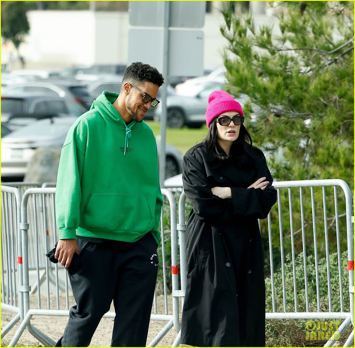 Pregnant Jessie J & Boyfriend Chanan Colman Hold Hands While On A ...