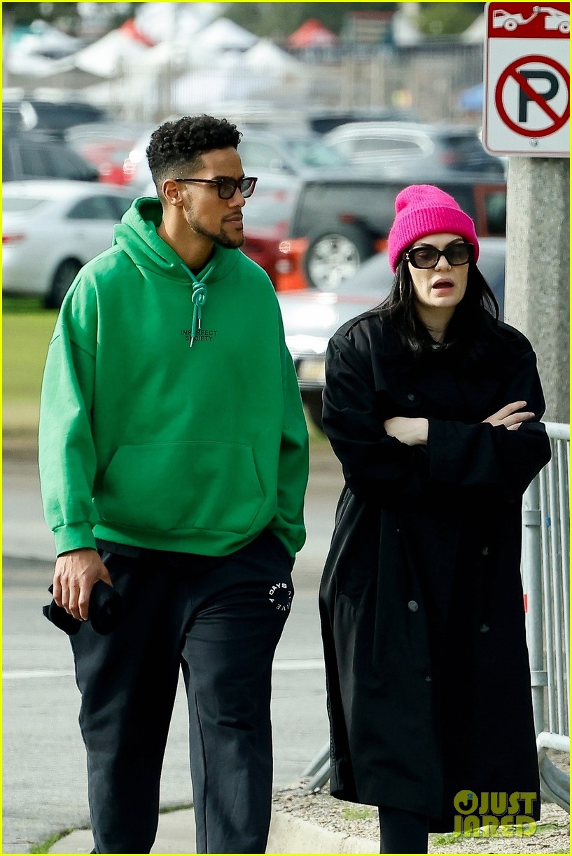 Pregnant Jessie J & Boyfriend Chanan Colman Hold Hands While On A ...