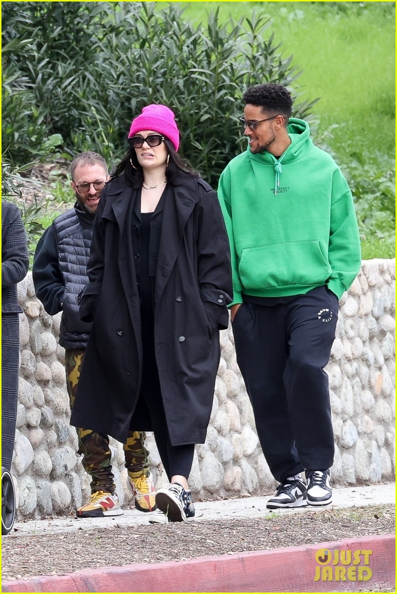 Pregnant Jessie J & Boyfriend Chanan Colman Hold Hands While On A ...
