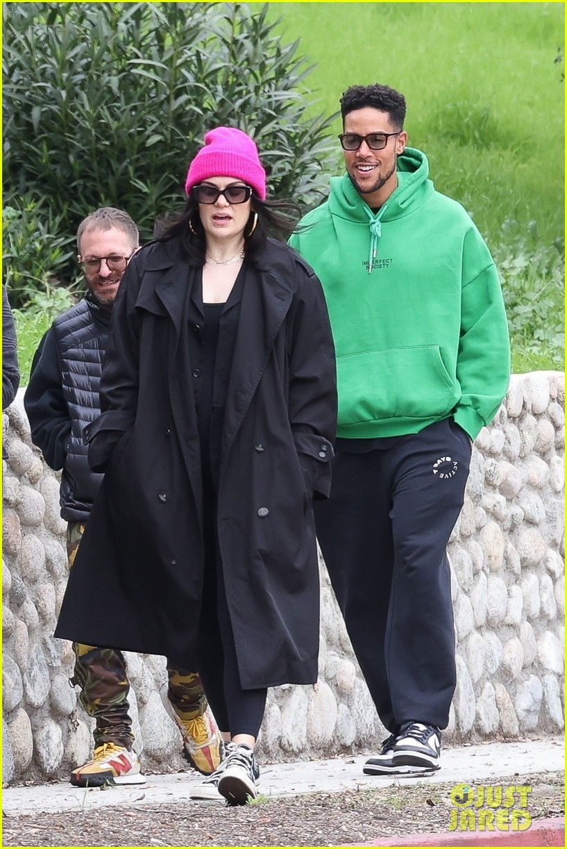 Pregnant Jessie J & Boyfriend Chanan Colman Hold Hands While On A ...