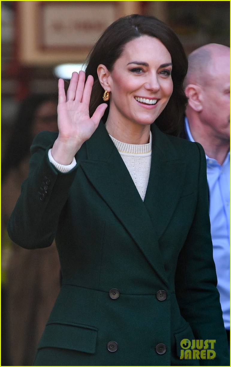 Photo: kate middleton leeds visit shaping us 24 | Photo 4887423 | Just ...