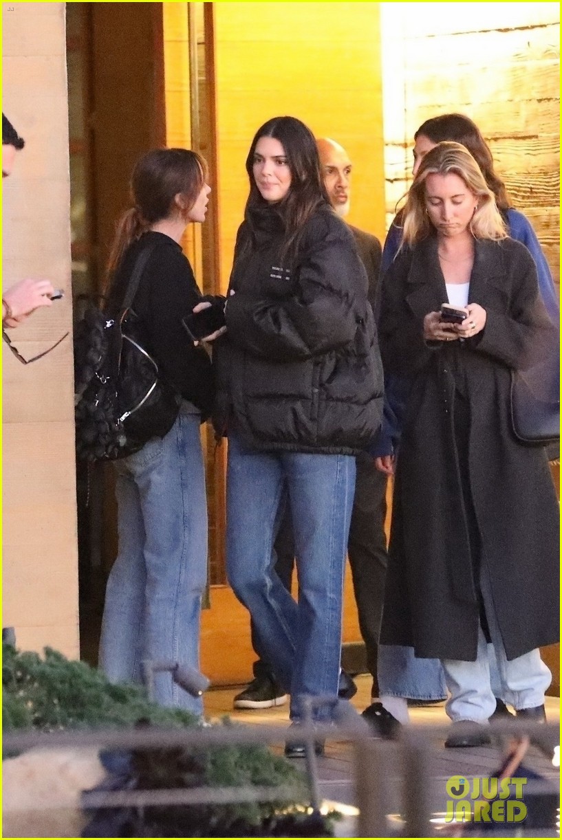 Kendall Jenner Grabs Dinner with Friends in Malibu: Photo 4886143 ...