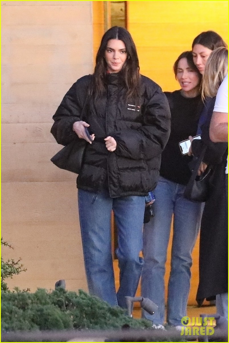 Kendall Jenner Grabs Dinner with Friends in Malibu: Photo 4886147 ...