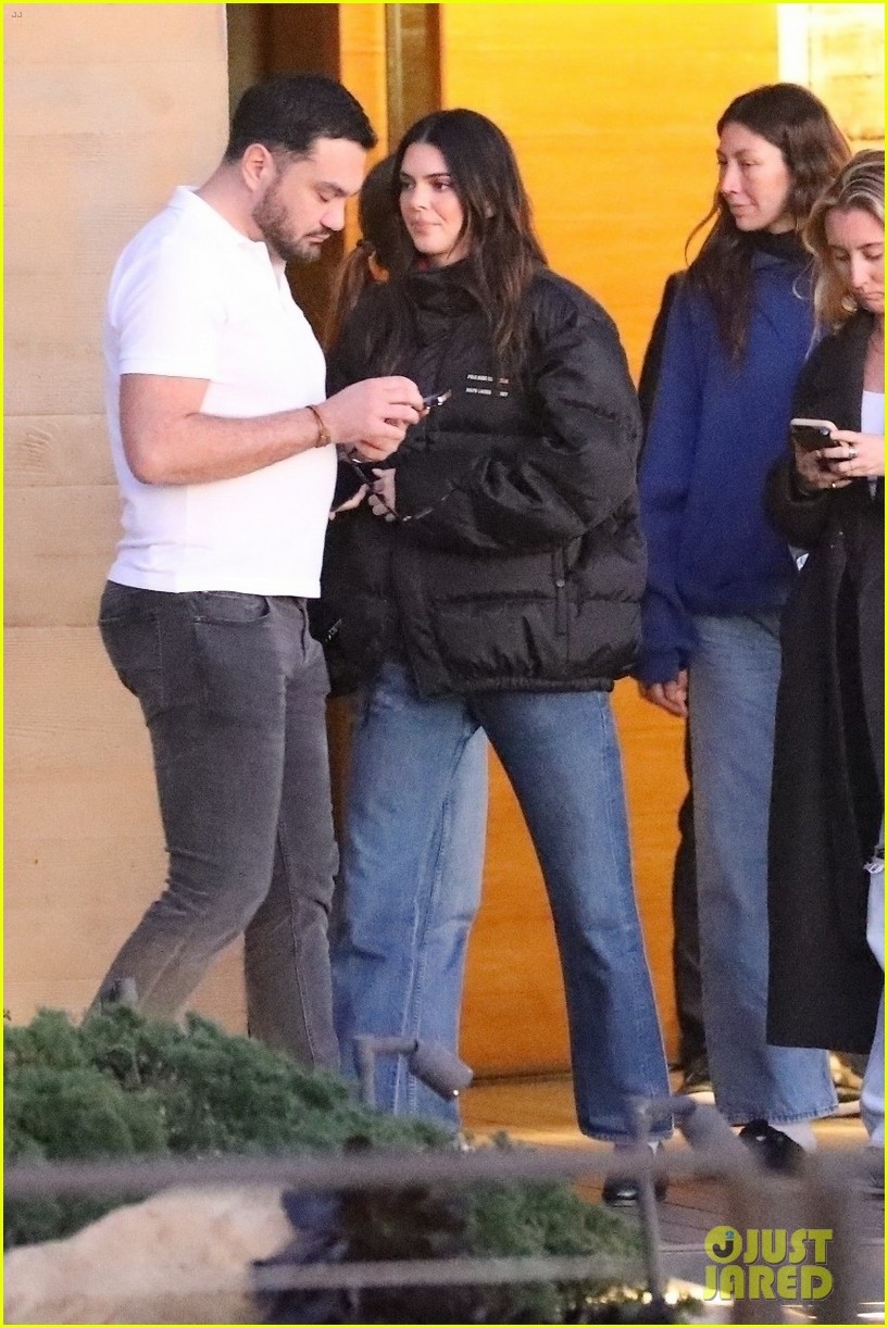 Kendall Jenner Grabs Dinner with Friends in Malibu: Photo 4886150 ...