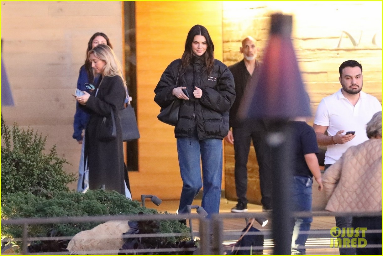 Kendall Jenner Grabs Dinner with Friends in Malibu: Photo 4886155 ...