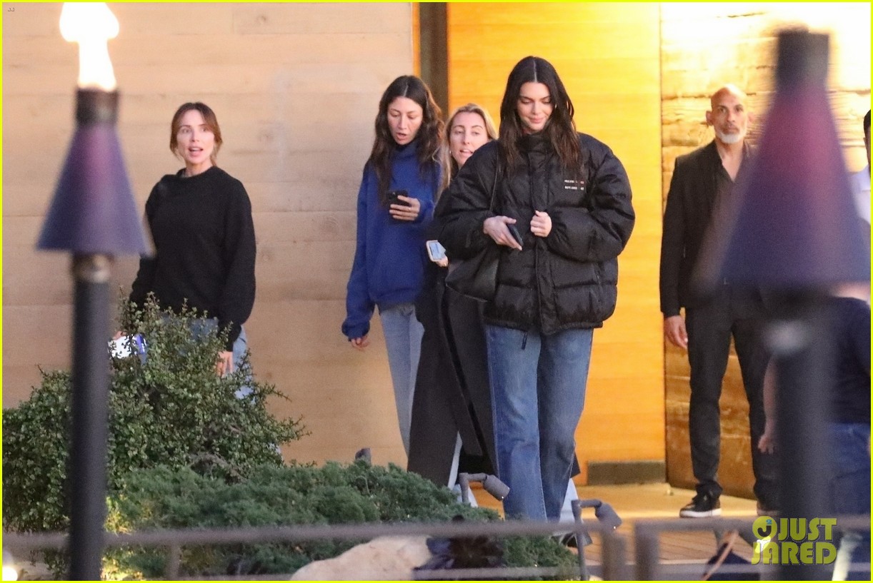 Kendall Jenner Grabs Dinner with Friends in Malibu: Photo 4886156 ...