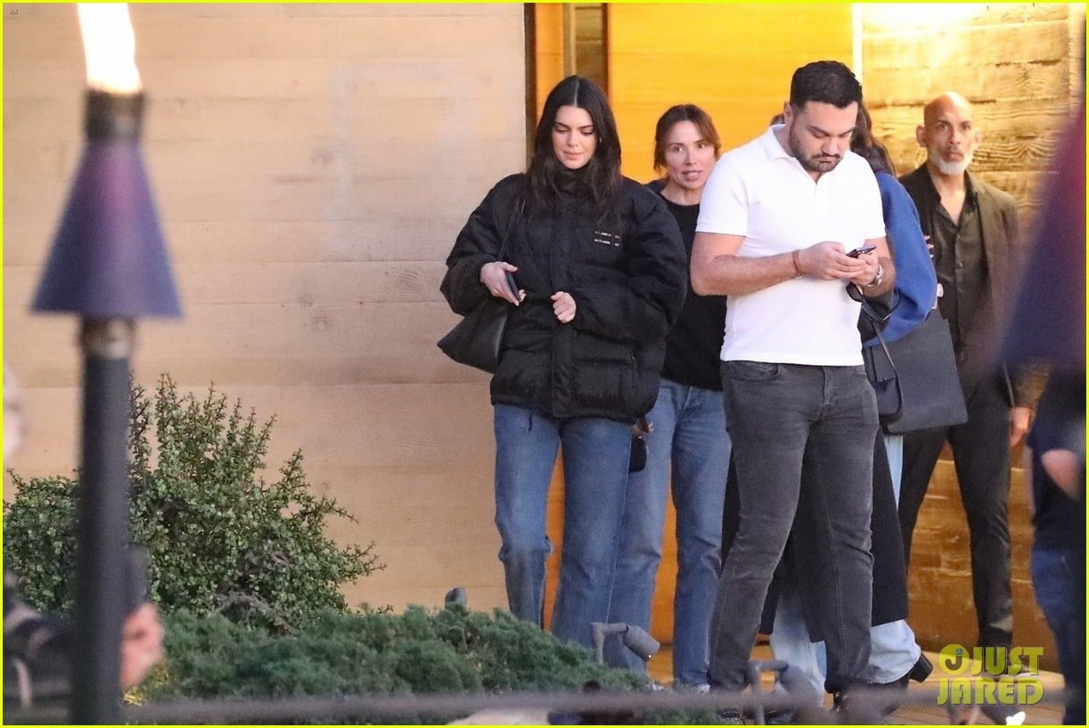 Kendall Jenner Grabs Dinner with Friends in Malibu: Photo 4886158 ...
