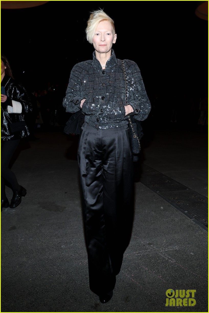 Apple Martin Looks So Much Like Mom Gwyneth Paltrow, Attends Chanel ...