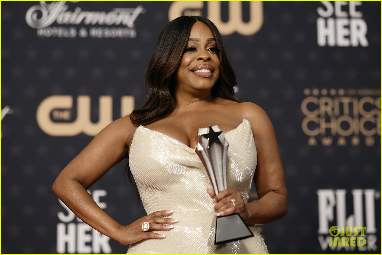 Niecy Nash-Betts Wins 2023 Critics Choice Award & Tells Doubters: 'In ...