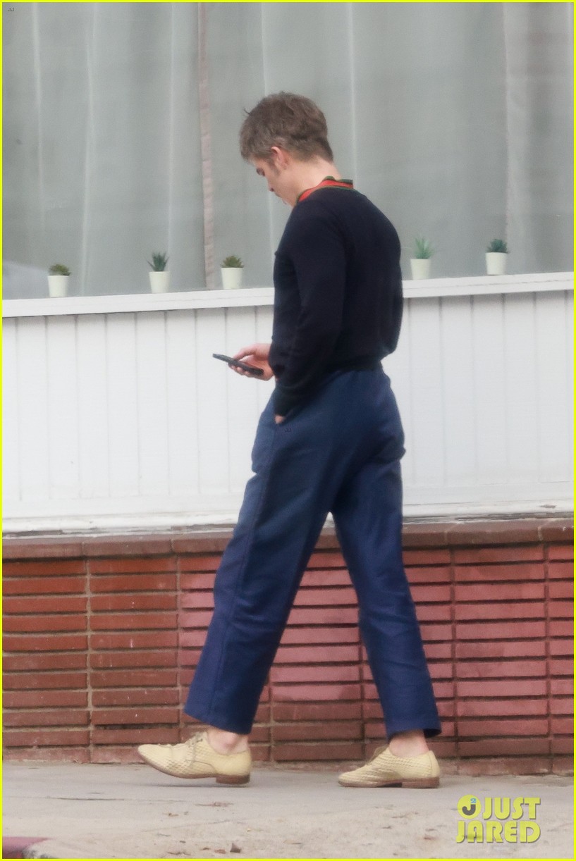 Chris Pine Shows Off His Cool Style While at Lunch with a Friend: Photo ...