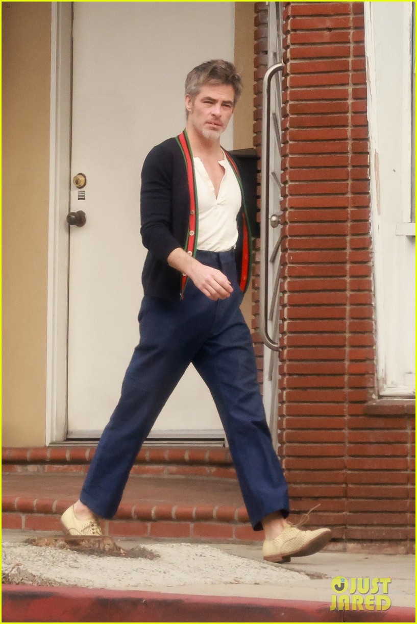 Chris Pine Shows Off His Cool Style While at Lunch with a Friend: Photo ...