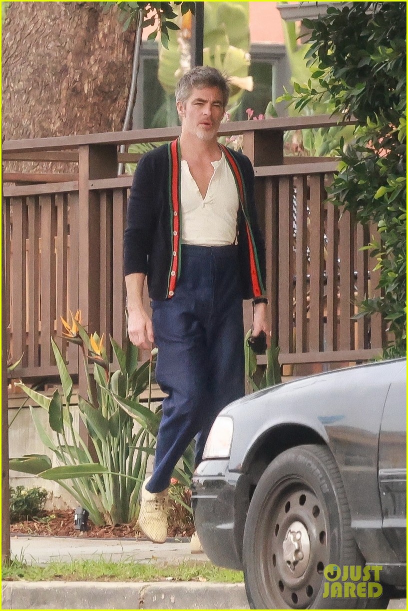 Chris Pine Shows Off His Cool Style While at Lunch with a Friend: Photo ...