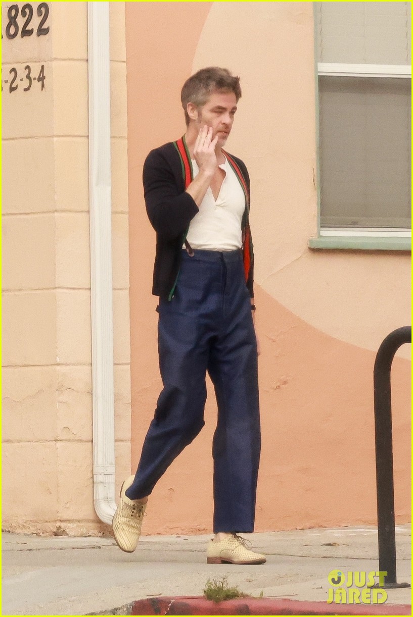 Chris Pine Shows Off His Cool Style While at Lunch with a Friend: Photo ...