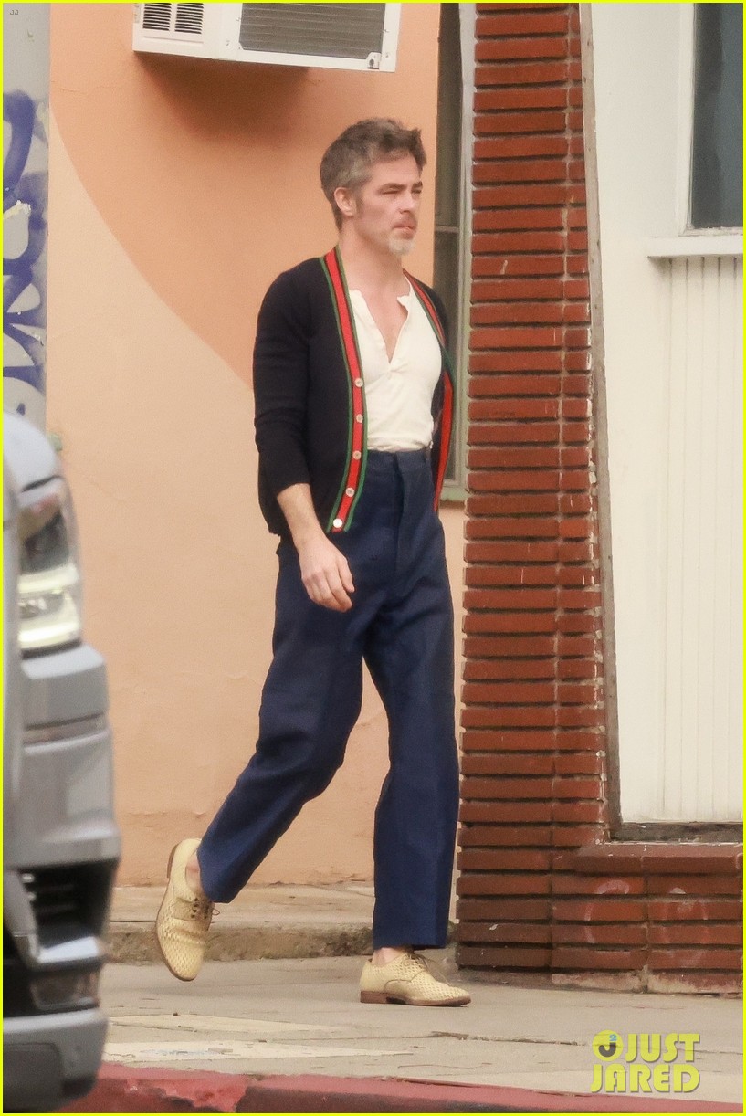 Chris Pine Shows Off His Cool Style While at Lunch with a Friend: Photo ...