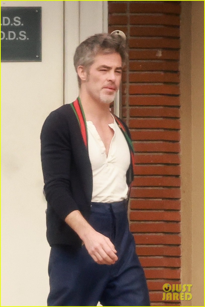 Chris Pine Shows Off His Cool Style While at Lunch with a Friend: Photo ...