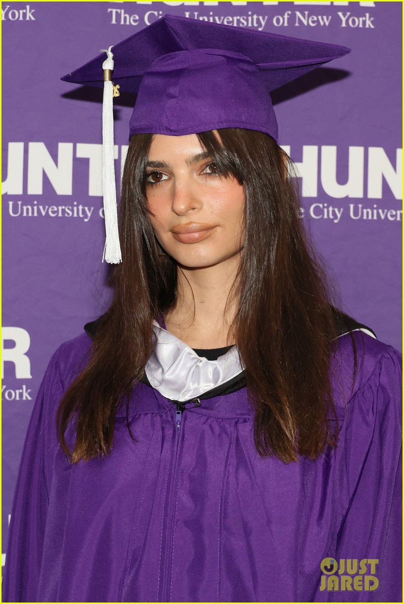 Emily Ratajkowski Delivers Hunter College Commencement Address: Photo ...