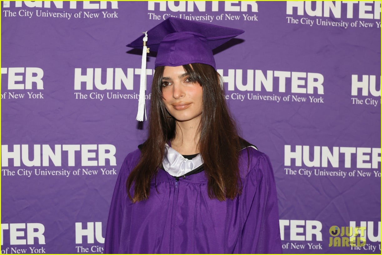 Emily Ratajkowski Delivers Hunter College Commencement Address: Photo ...