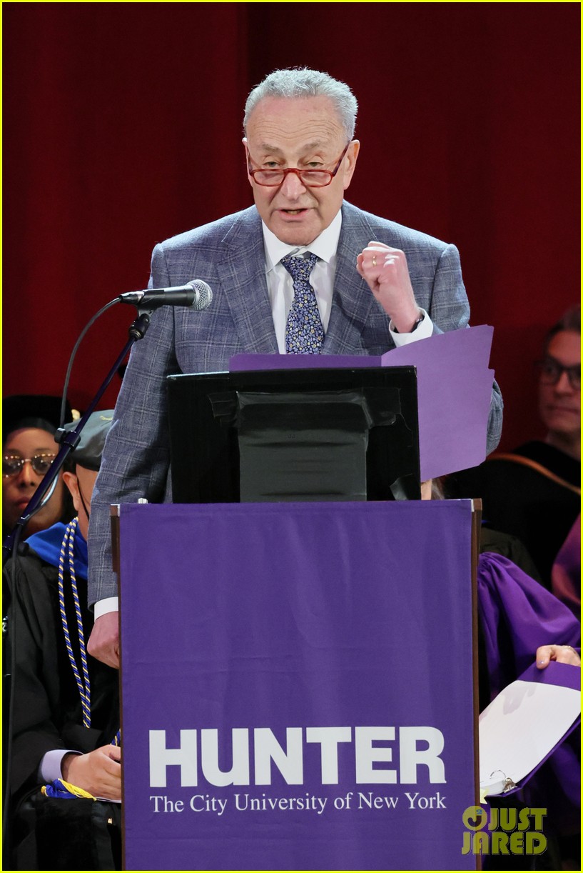 Emily Ratajkowski Delivers Hunter College Commencement Address: Photo ...