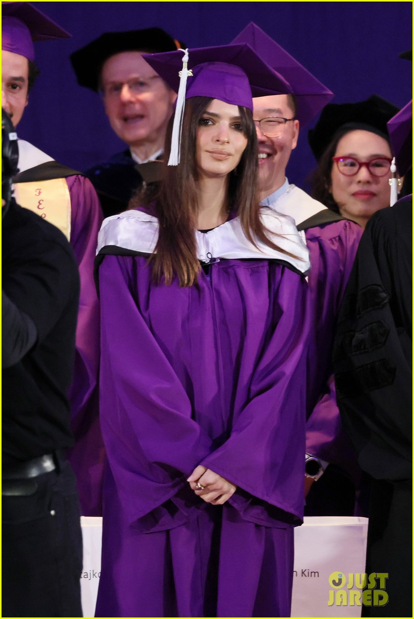 Emily Ratajkowski Delivers Hunter College Commencement Address: Photo ...