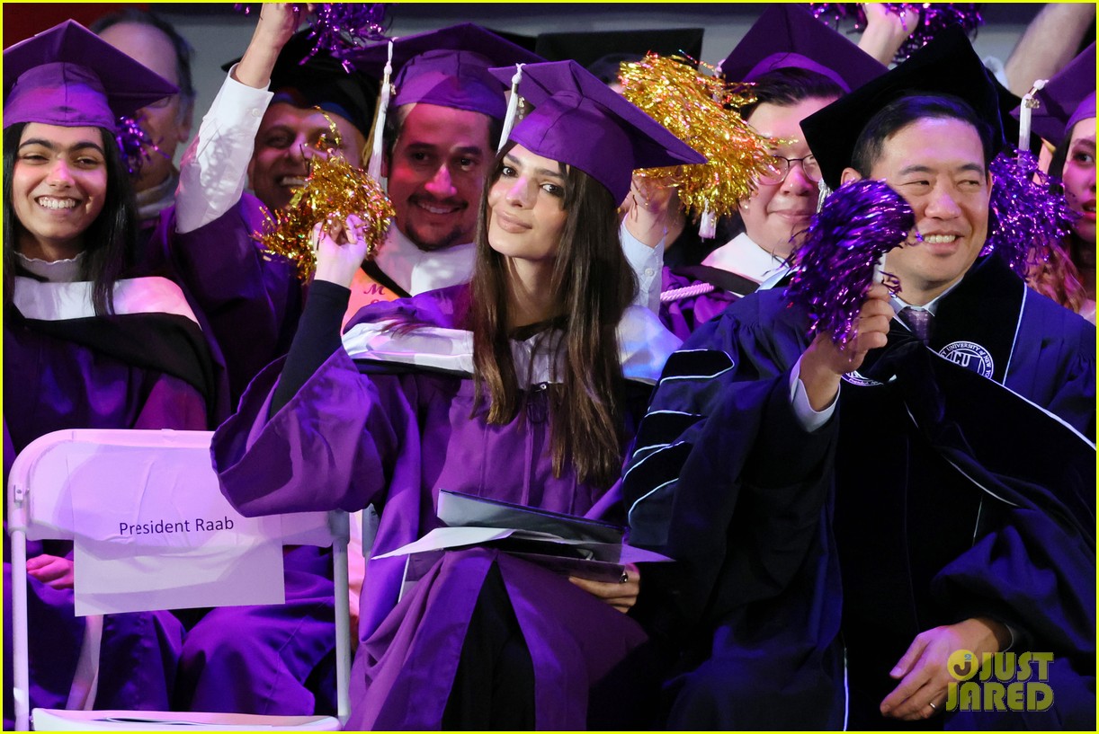 Emily Ratajkowski Delivers Hunter College Commencement Address: Photo ...