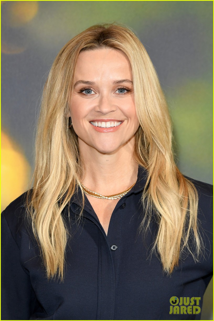 Reese Witherspoon & Ashton Kutcher Make Fun Of Their Height Difference ...