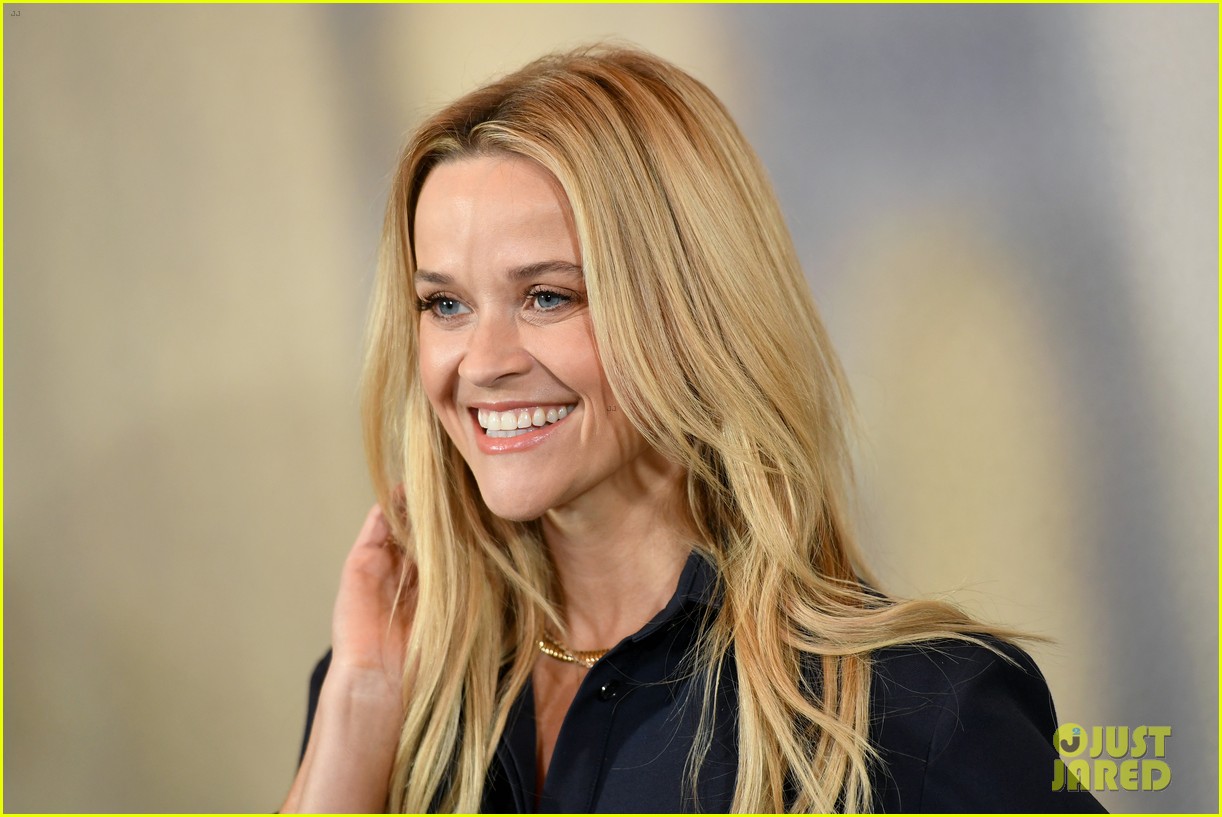 Reese Witherspoon & Ashton Kutcher Make Fun Of Their Height Difference ...