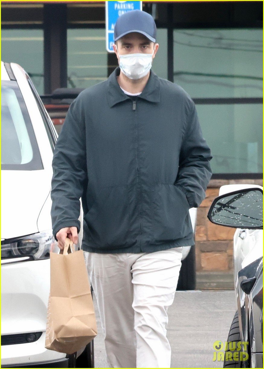 Robert Pattinson Stays Safe in Face Mask While Grocery Shopping in Los ...